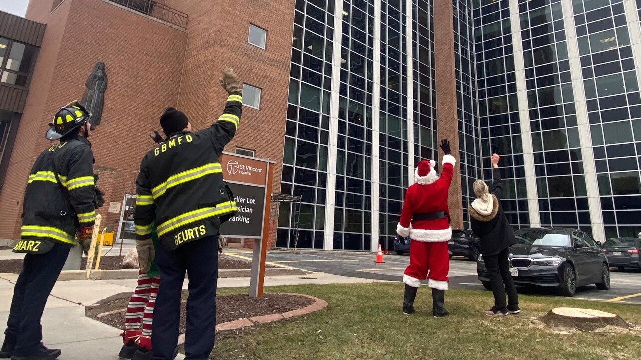 Green Bay fire fighters and Santa make a special stop at children’s ...